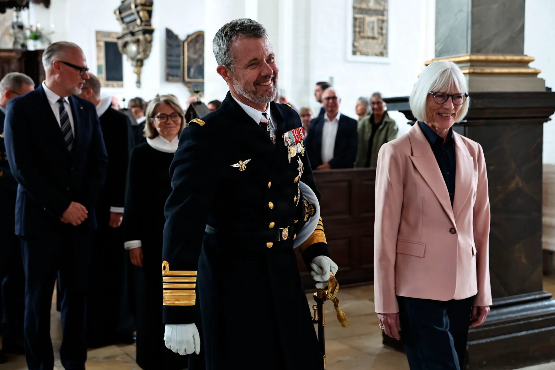 Kong Frederik til bispevielse i Aarhus Domkirke: Hende fulgtes han med ...