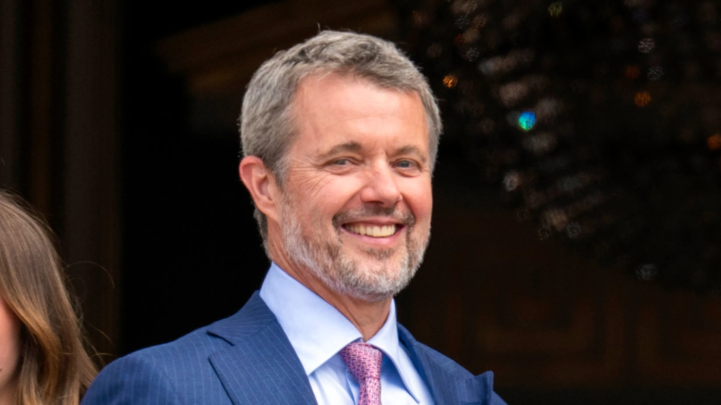 Kong Frederik til bispevielse i Aarhus Domkirke: Hende fulgtes han med ...