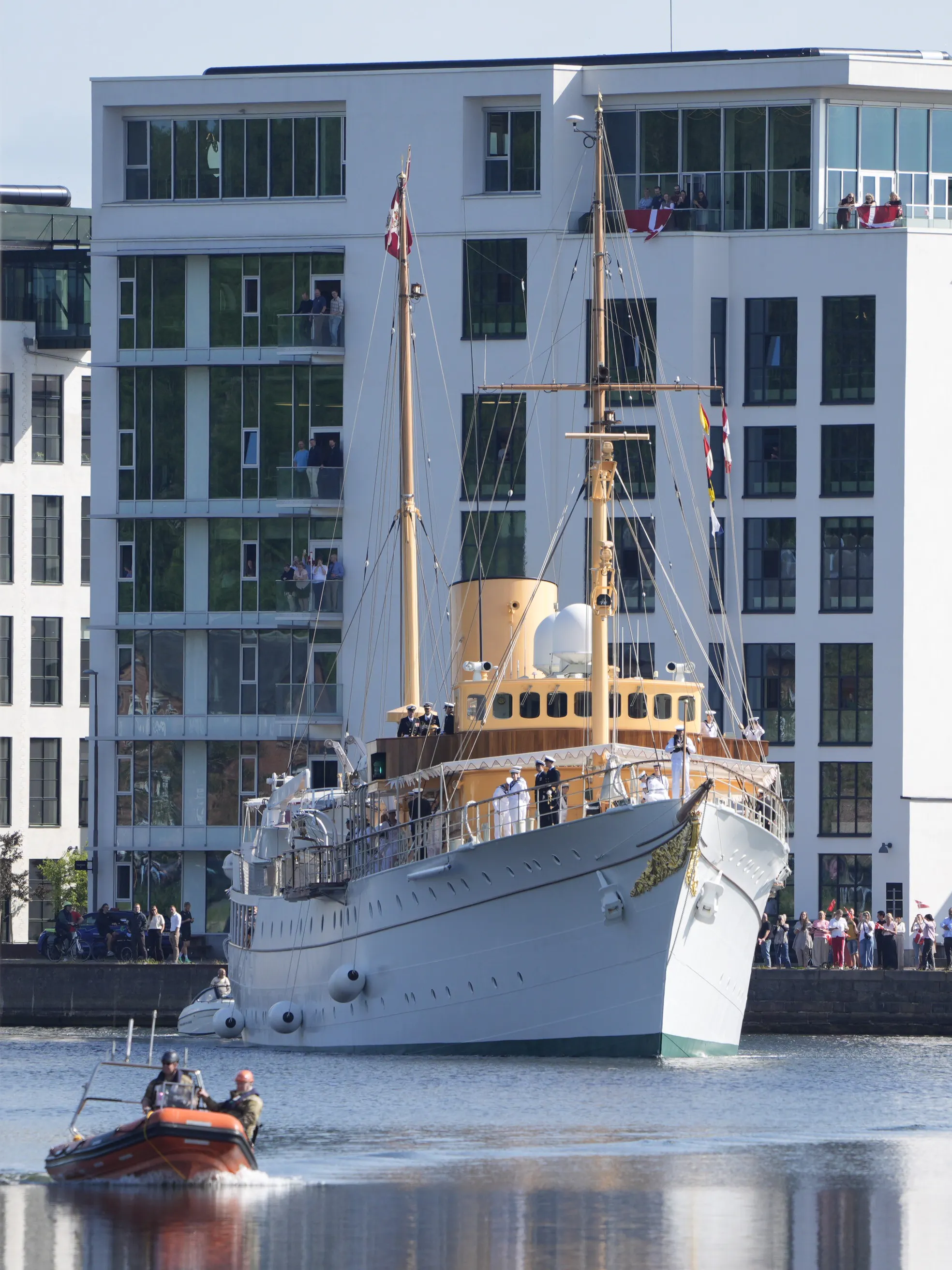 Den smalleste passage: Sådan sejlede kongeskibet ind til Odense ...