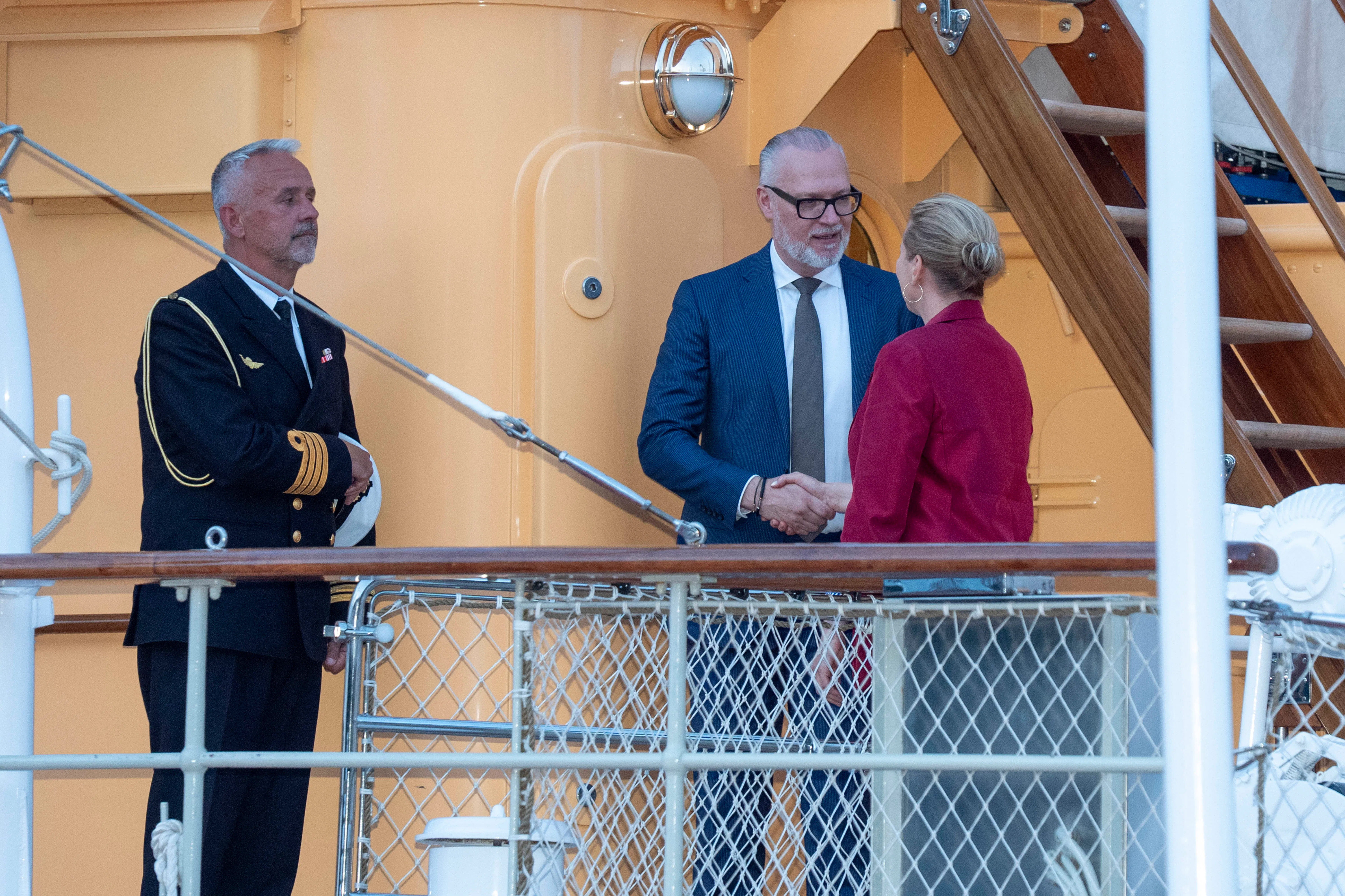 Historisk øjeblik på kongeskibet: Men hvor var dronning Mary egentlig ...