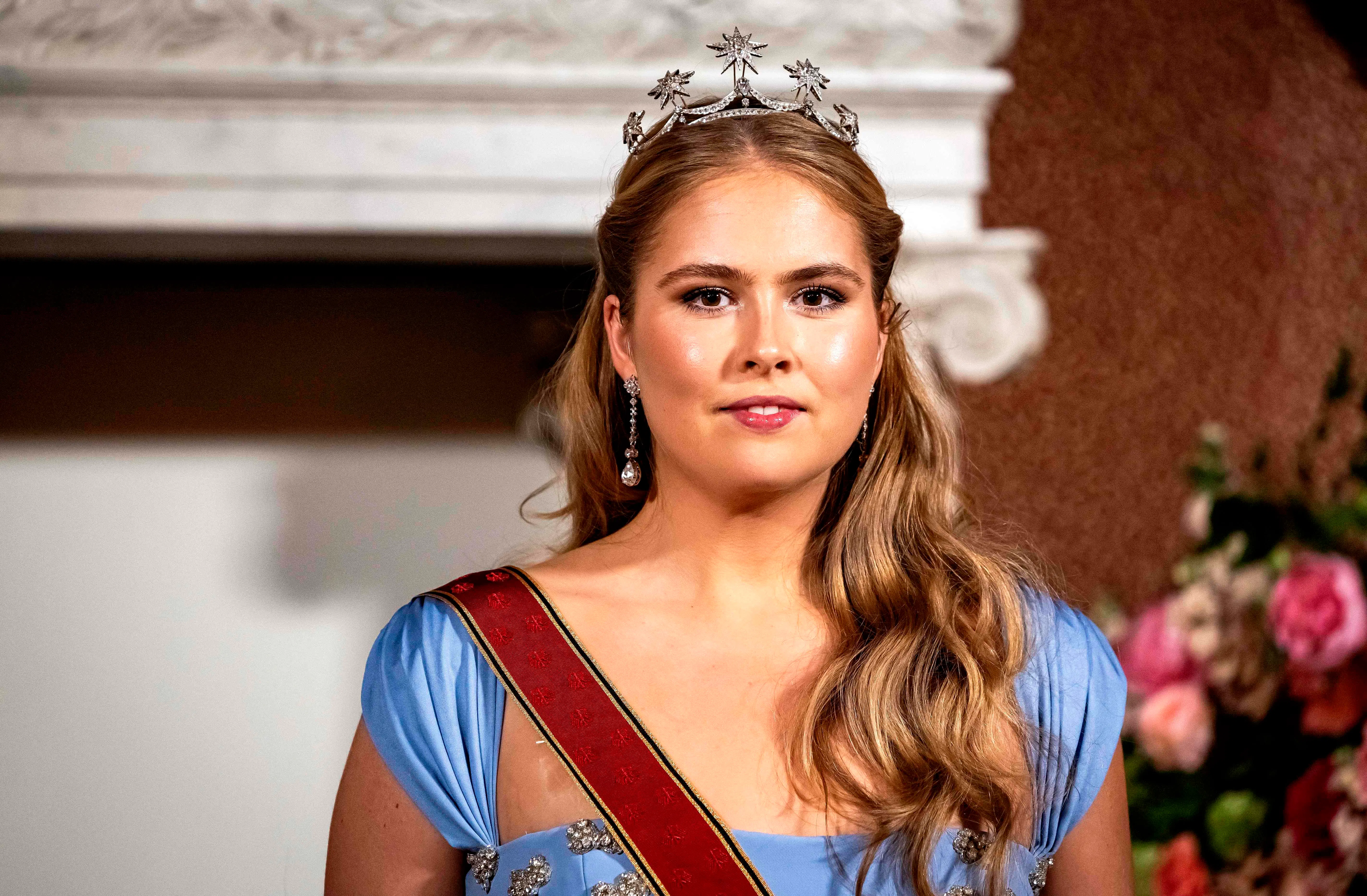 Bliver kaldt "moderne Elsa": Prinsesse Amalia i isblå korsetkjole med ...