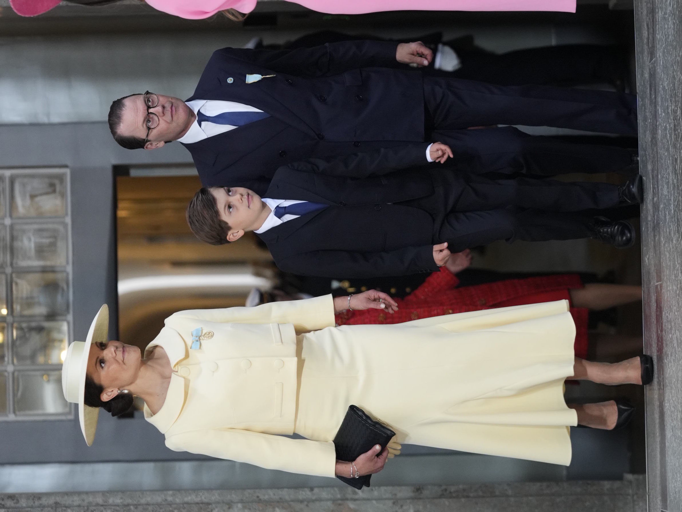 Kronprinsesse Victoria i sart gul: Looket koster mere end 28.000 kroner ...