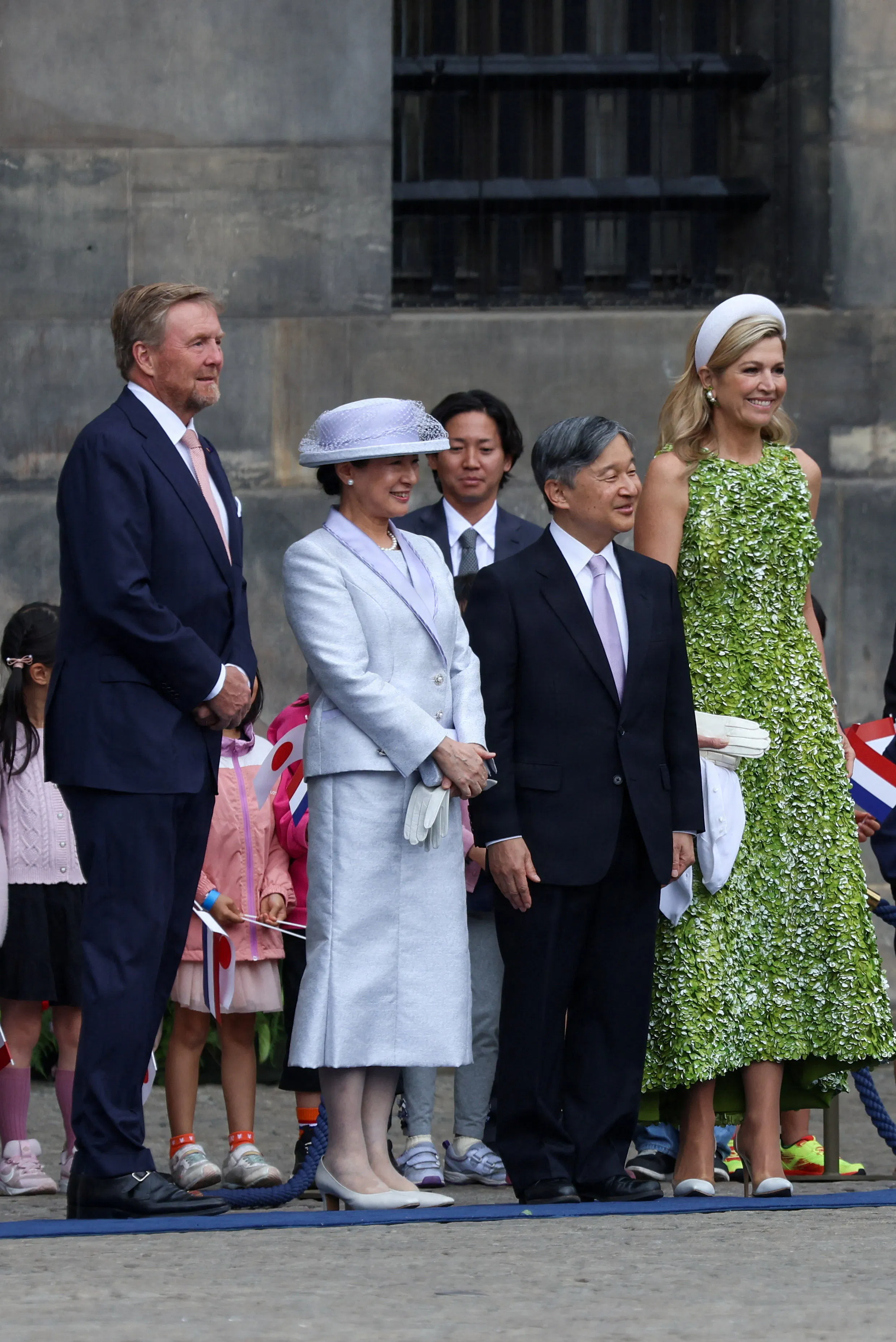 Er den lavet af en græsplæne? Dronning Maxima i helt unik kjole ...