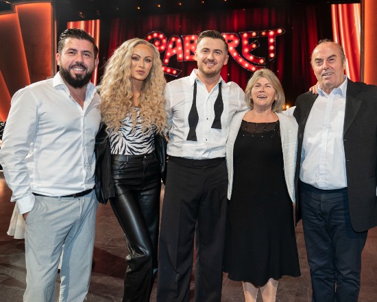 Vild med dans-vinderen Jimilian: Sådan holder vi albansk jul | BILLED ...