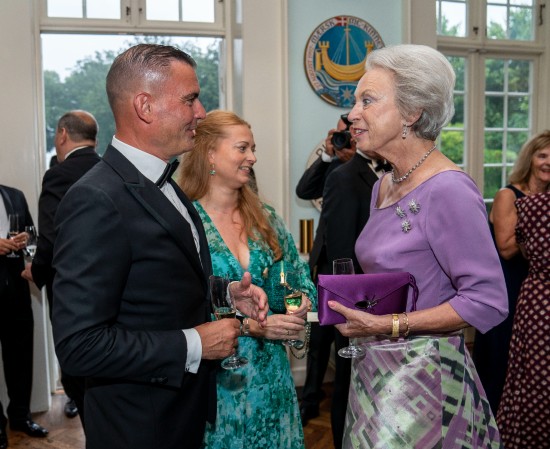 Til kæmpefest med gode venner: Se hvem prinsesse Benedikte sad til ...