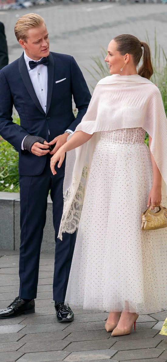 Prinsessen ankom i bil med brødrene: Marius og Sverre Magnus passede ...