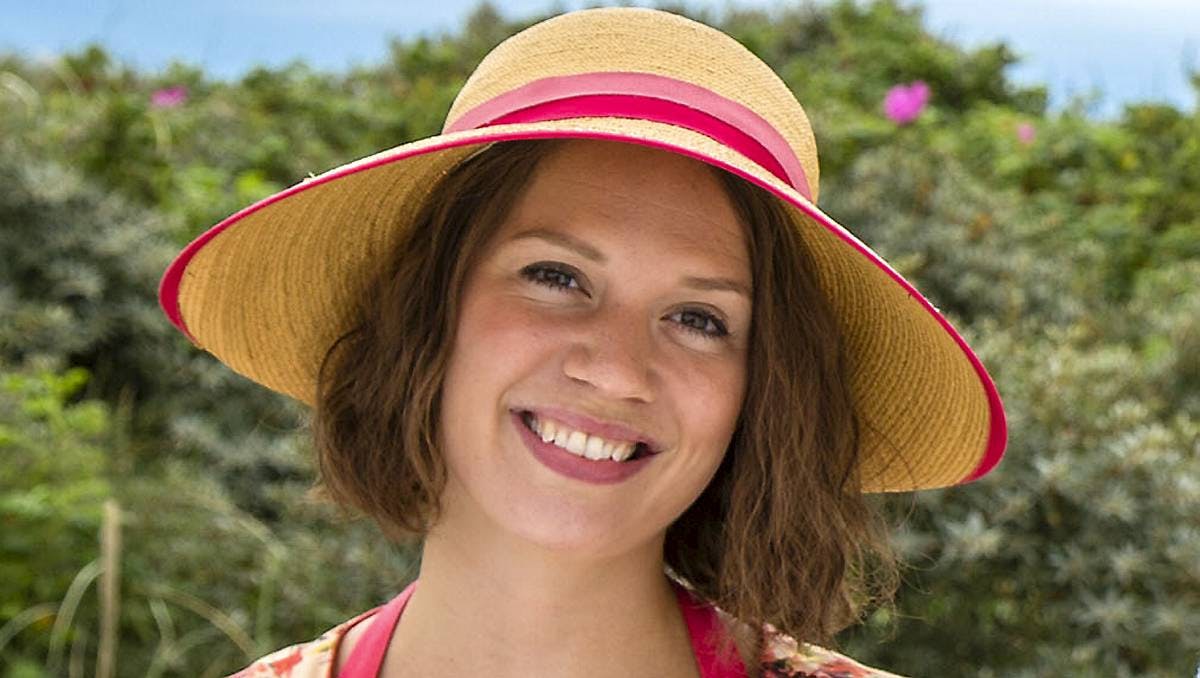 BADEHOTELLET: Amanda læser det nye manuskript | BILLED-BLADET