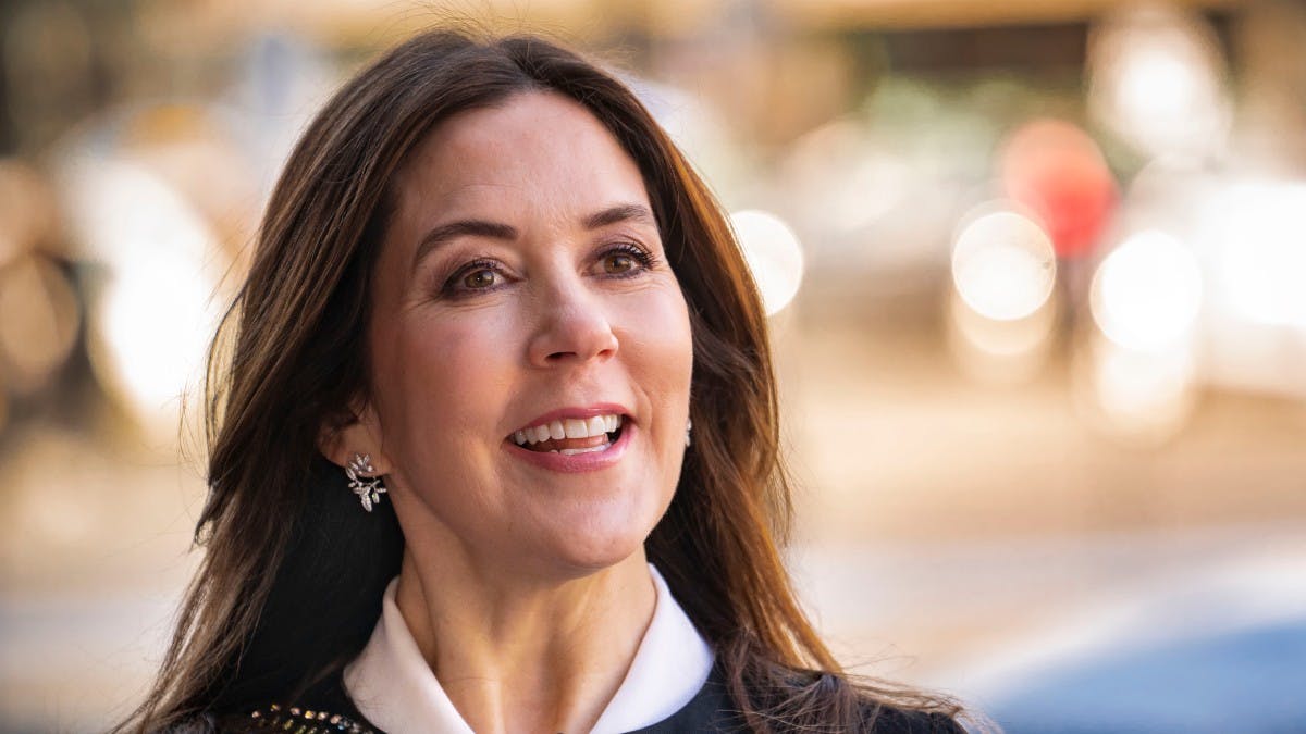 Stolt mor: Se de private familiebilleder Mary har stående på kontoret ...