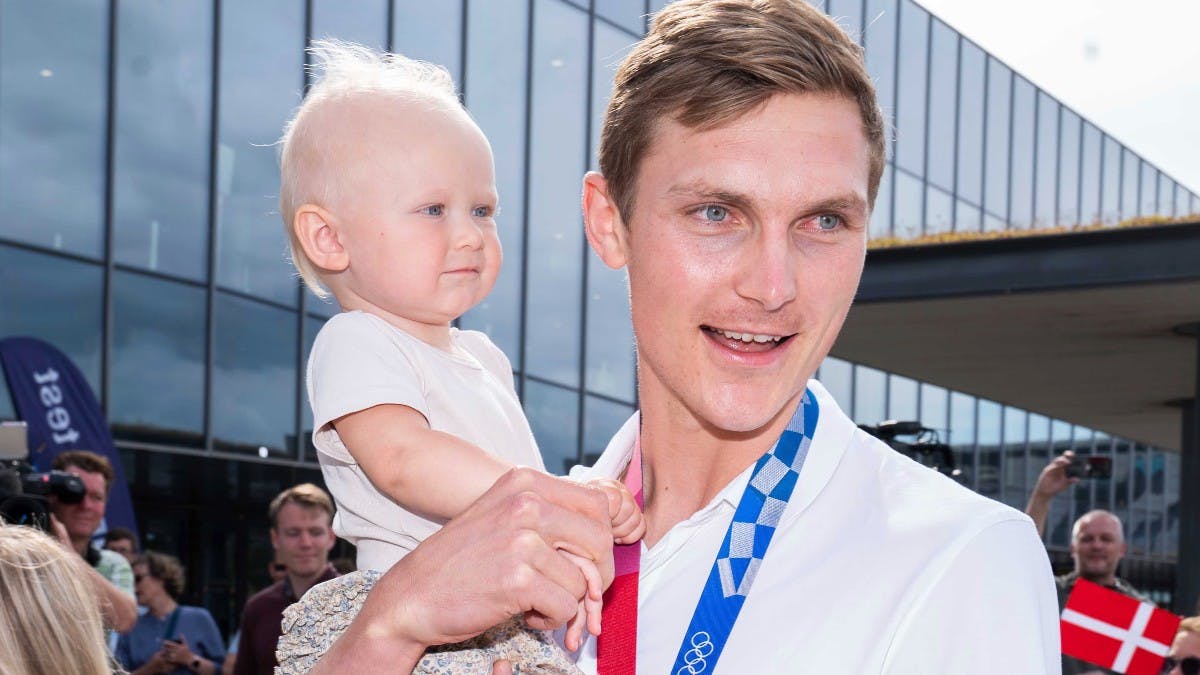 Nyder tid med familien: Viktor Axelsen slapper af med lille Vega ...
