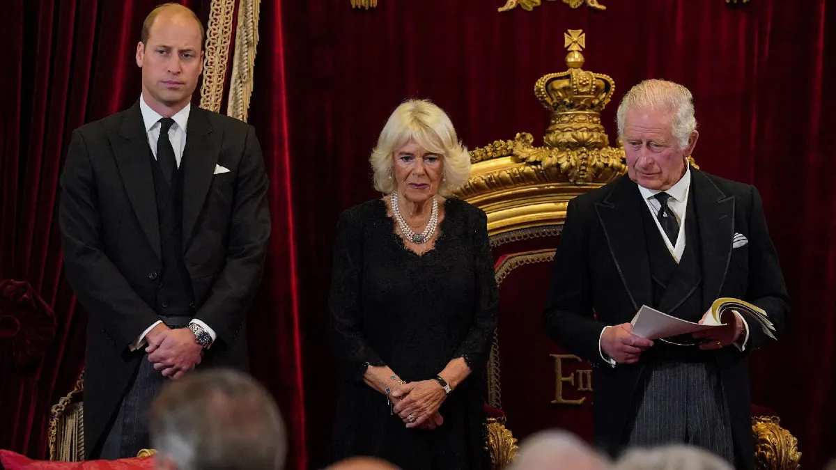 Se billederne: Prins William var ved Charles' side, da faren blev ...