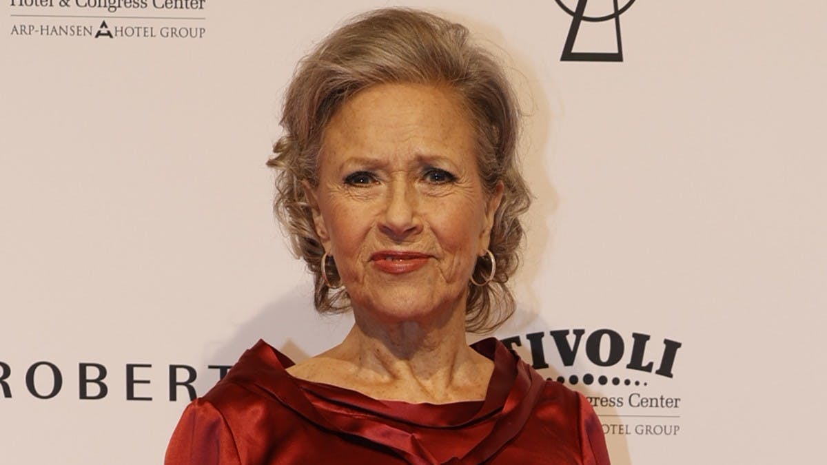 Vild jubel: Berørt Birthe Neumann vinder Robert-pris for Karen Blixen ...