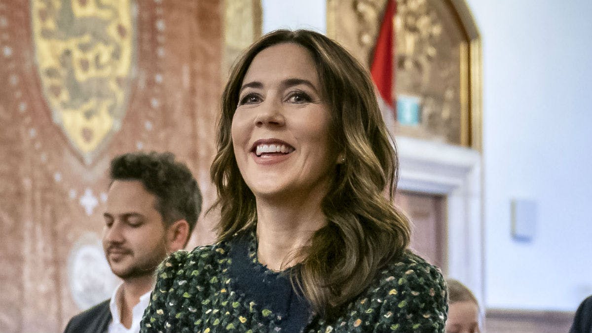 Bar den første gang som gravid: Mary smart i ti år gammel frakke ...