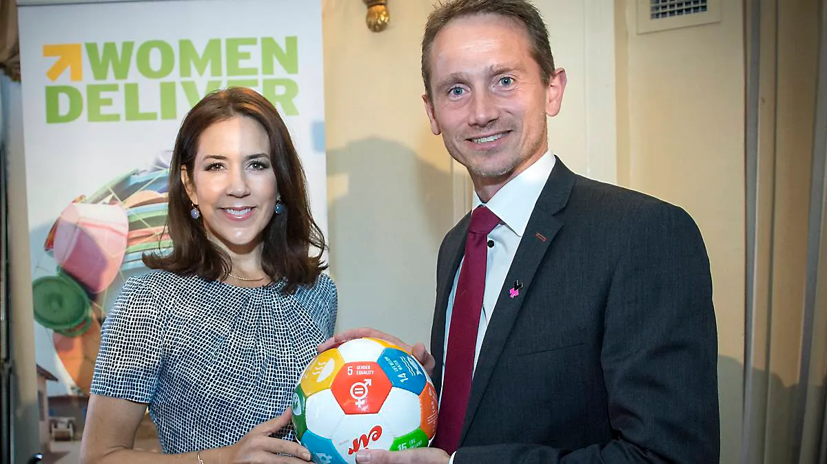 Kronprinsesse Mary gav bolden op med ministeren | BILLED-BLADET
