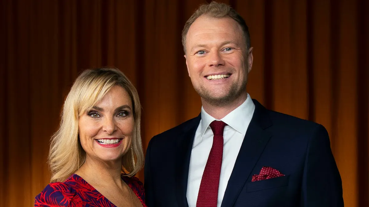 Se det sjove billede: Christian Degn løftede Michèle Bellaiche på ...