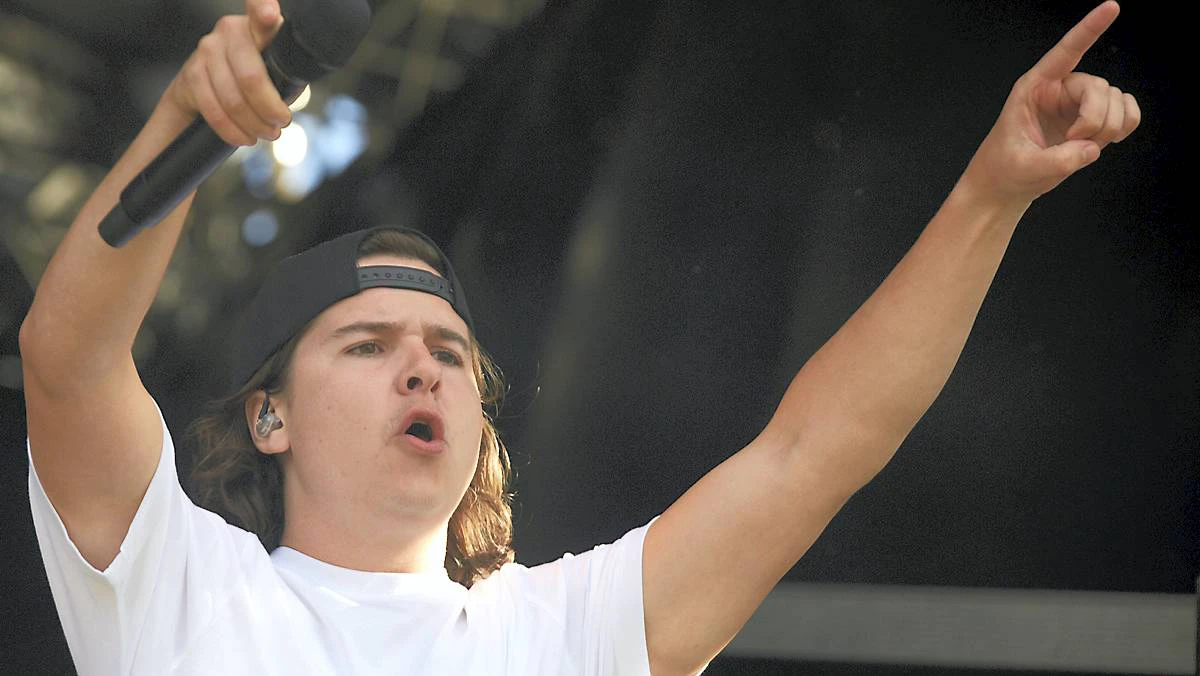 Se videoen: Lukas Graham springer ud som julemand | BILLED-BLADET