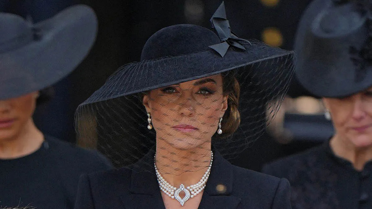 Prinsesse Kate bar flere af dronning Elizabeths smykker til begravelsen ...