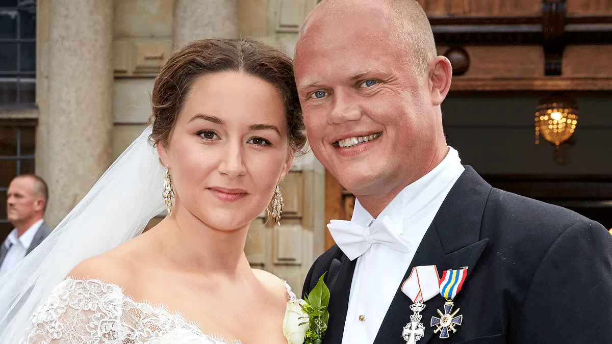 Forsvarsministeren Peter Christensen gift i Holmens Kirke | BILLED-BLADET