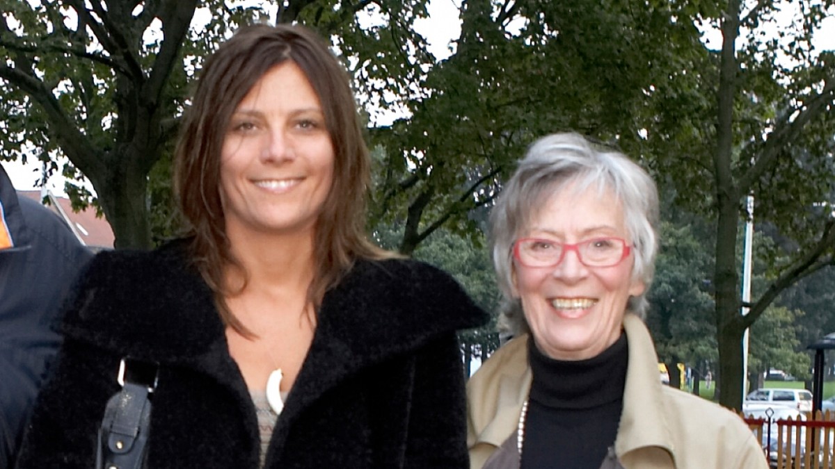 Døtrene tog smuk afsked med Lily Weiding | BILLED-BLADET