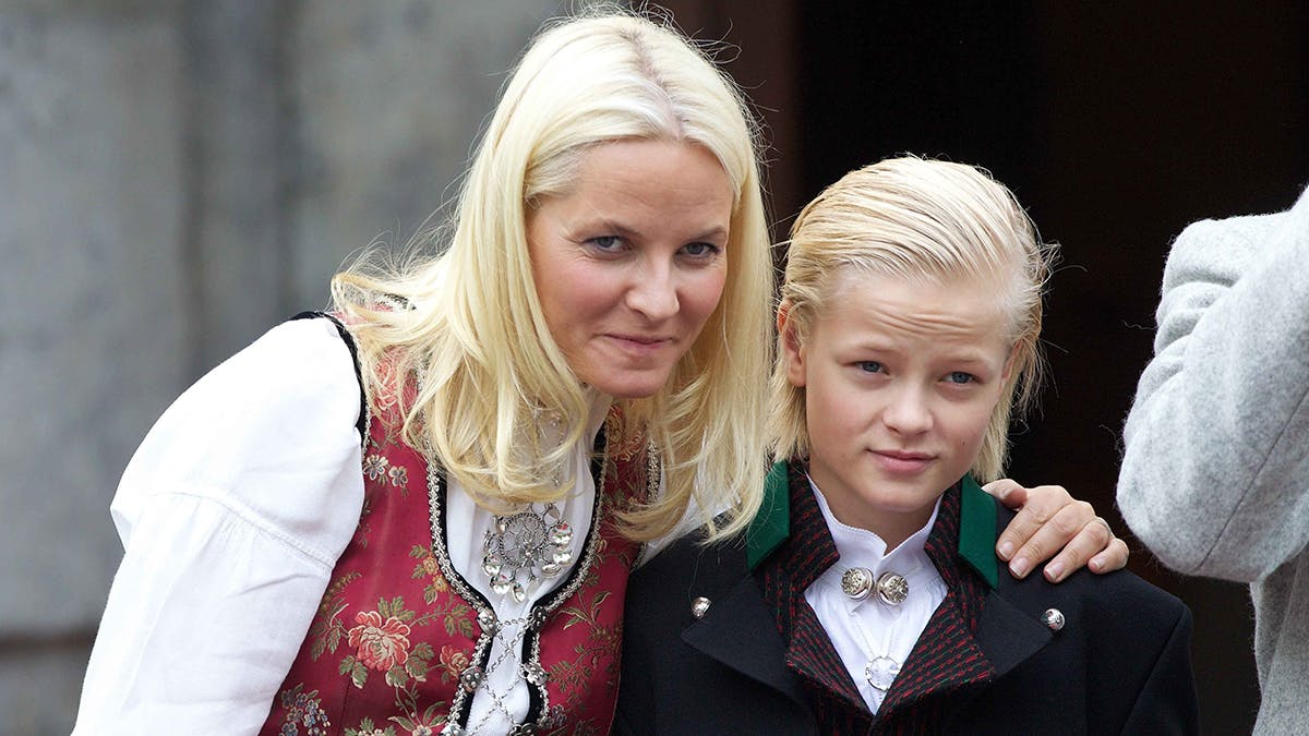 SE BILLEDET: Så stor er kronprinsesse Mette-Marits søn blevet | BILLED ...