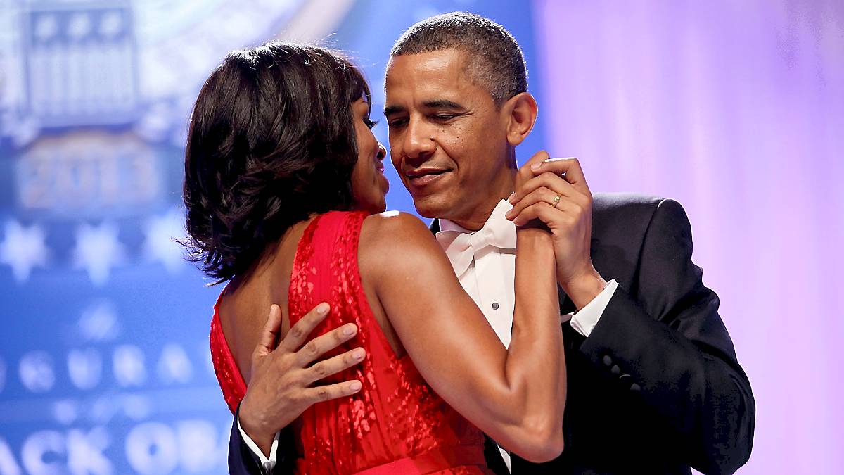 SE BILLEDERNE: Michelle og Barack Obamas kærlighed | BILLED-BLADET