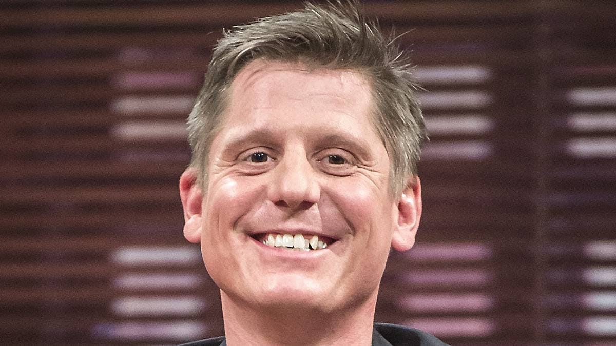 SE BILLEDET: Robert Hansen putter sønnen inden turné | BILLED-BLADET