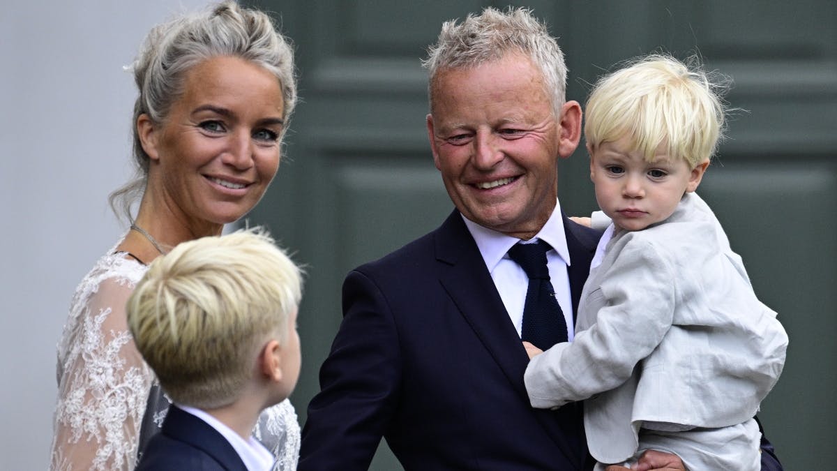 Bubbers to-årige søn spillede sød rolle sammen med sine brødre under ...