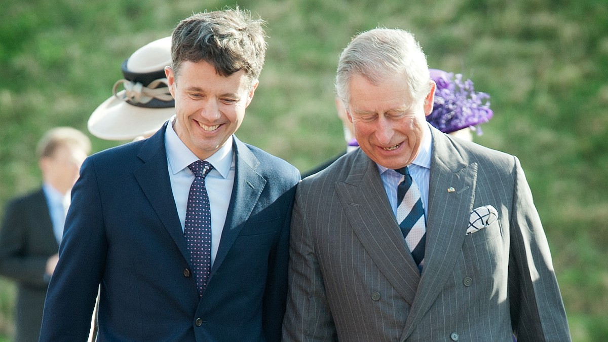 Se billederne: Så godt trives kong Charles med de danske kongelige ...