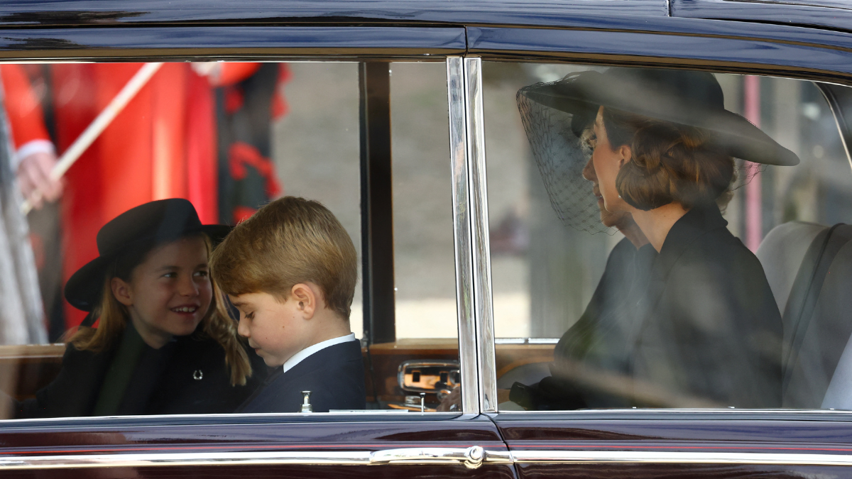 Se billederne: Prins George og prinsesse Charlotte tog fra kirken med ...