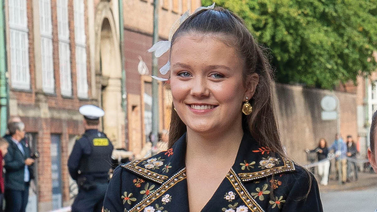 Se de flotte billeder: Prinsesse Isabella bar jakke med vilde broderi ...