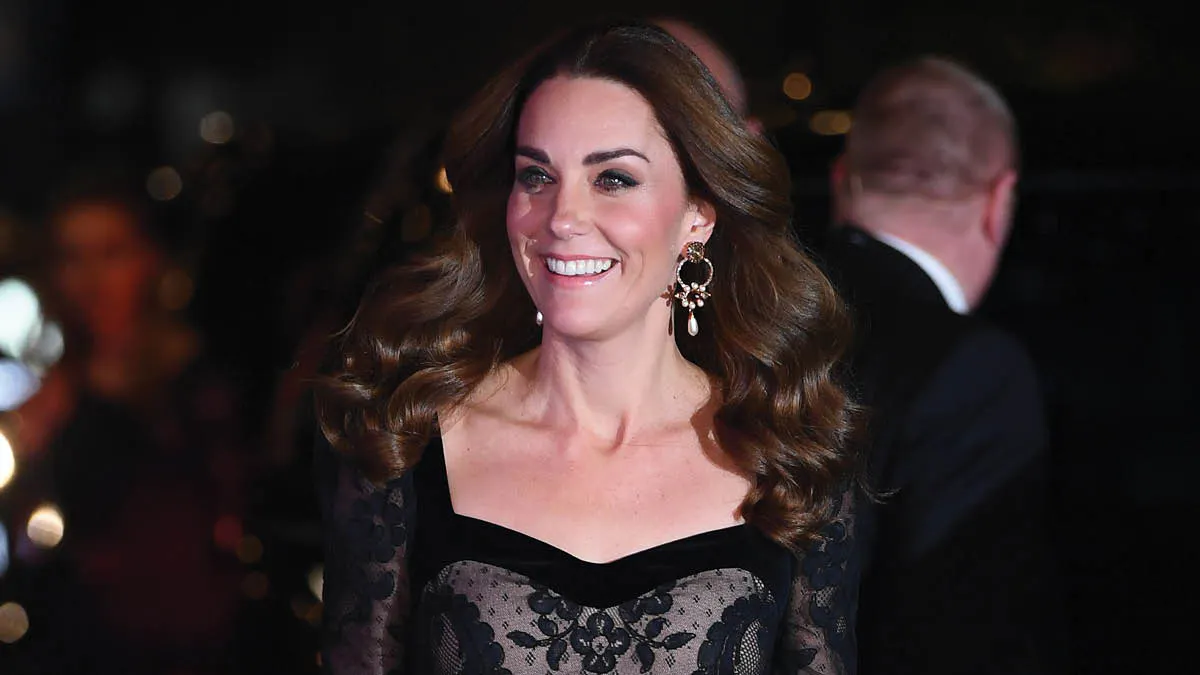 SE BILLEDERNE: Hertuginde Catherine til galla i elegant sag fra ...