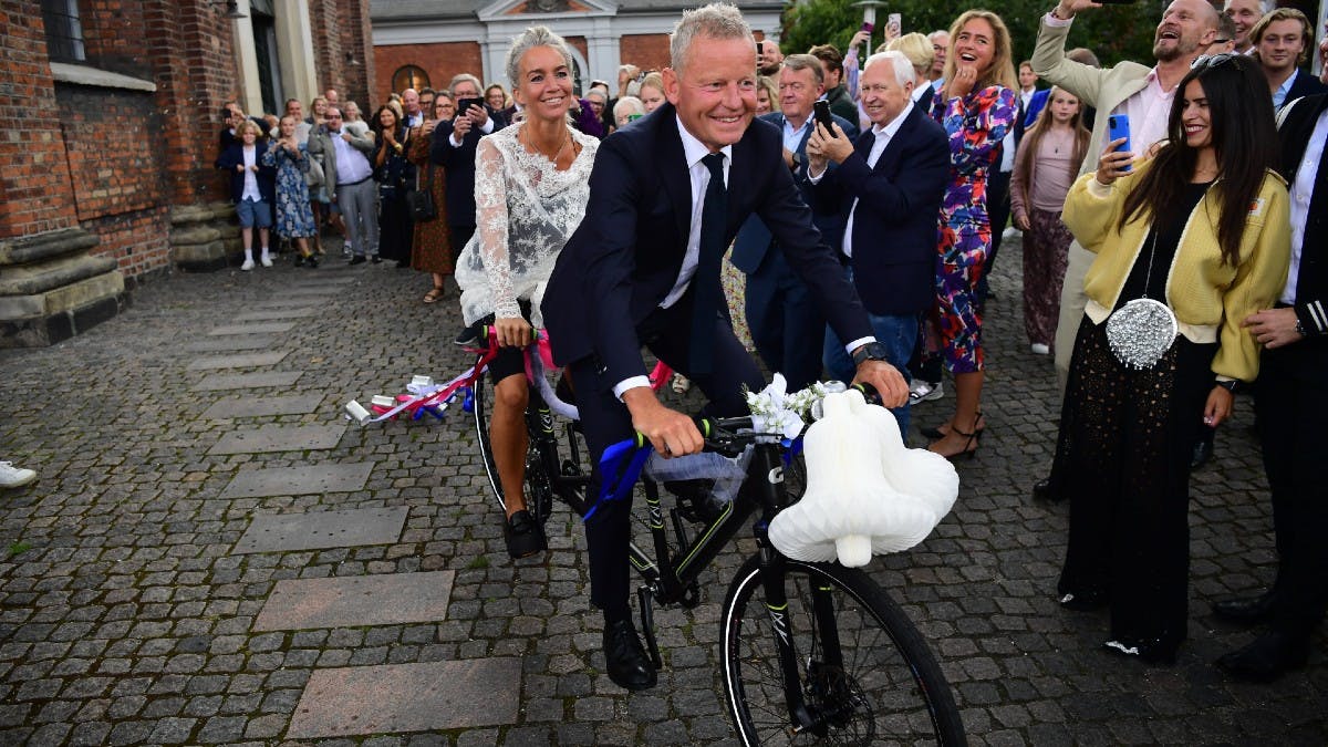 Fantastiske billeder: Bubber og hans brud cyklede til bryllupsfest ...