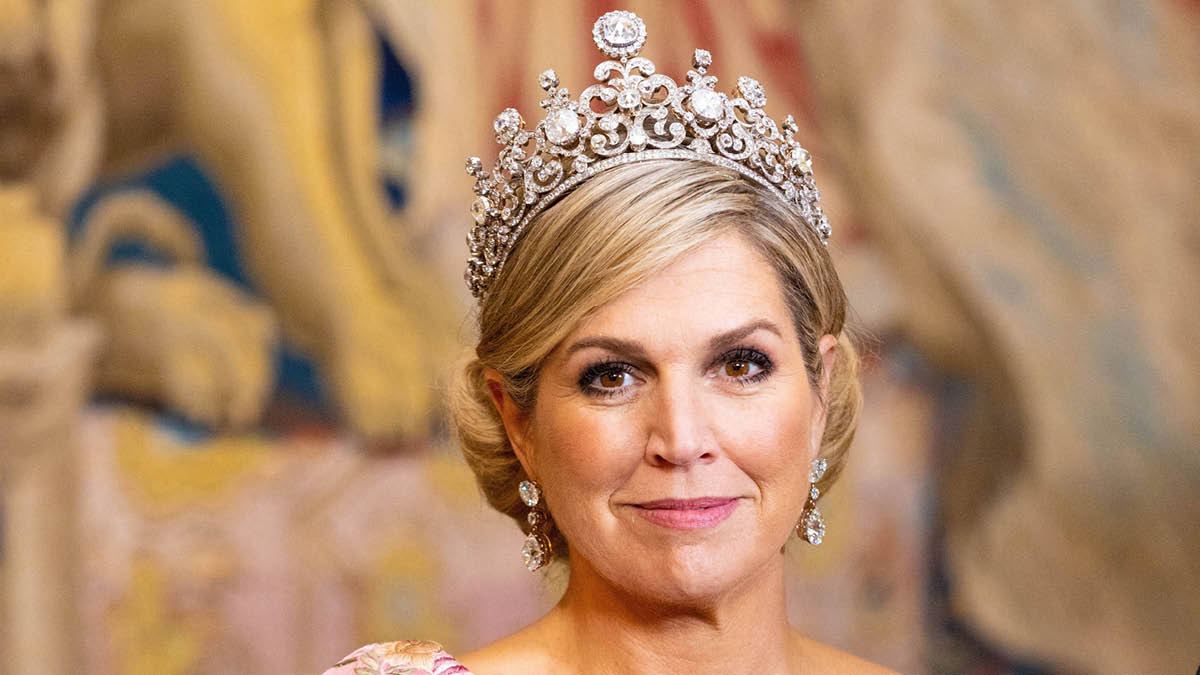 Dronning Maxima i en drøm af en gallakjole med smuk kappedetalje ...