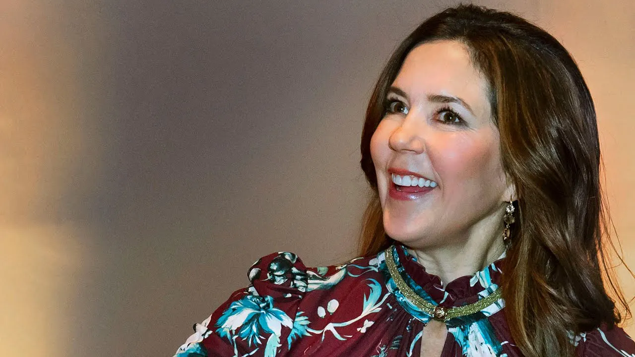 VIDEO: Kronprinsesse Mary hopper og danser med musikalsk minister ...